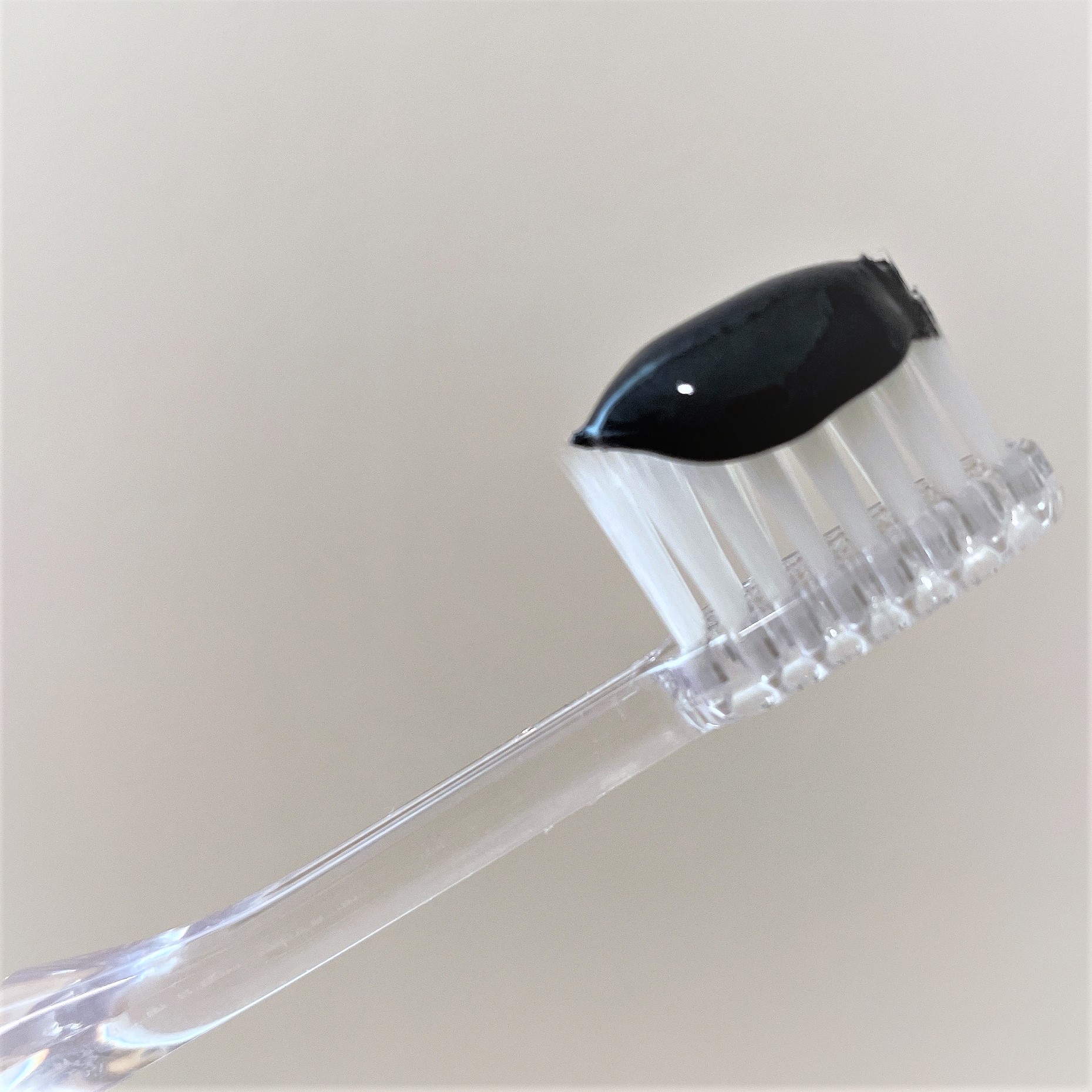 【無添加】炭の歯磨き粉！CBD TOOTHPASTEをレビュー｜口コミと評判も紹介 | 体の中からキレイになろう